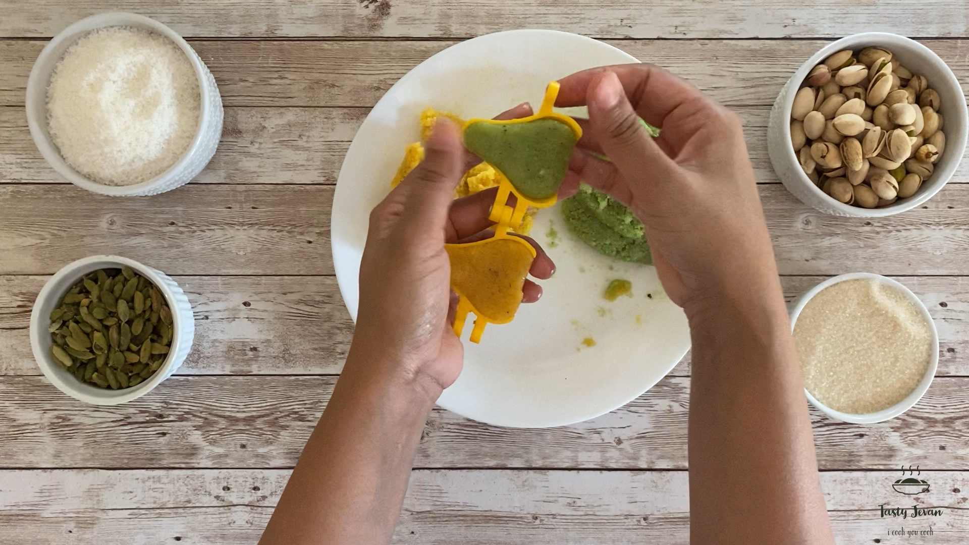 केसर पिस्ता मोदक | Kesar Pista Modak – Tasty Jevan