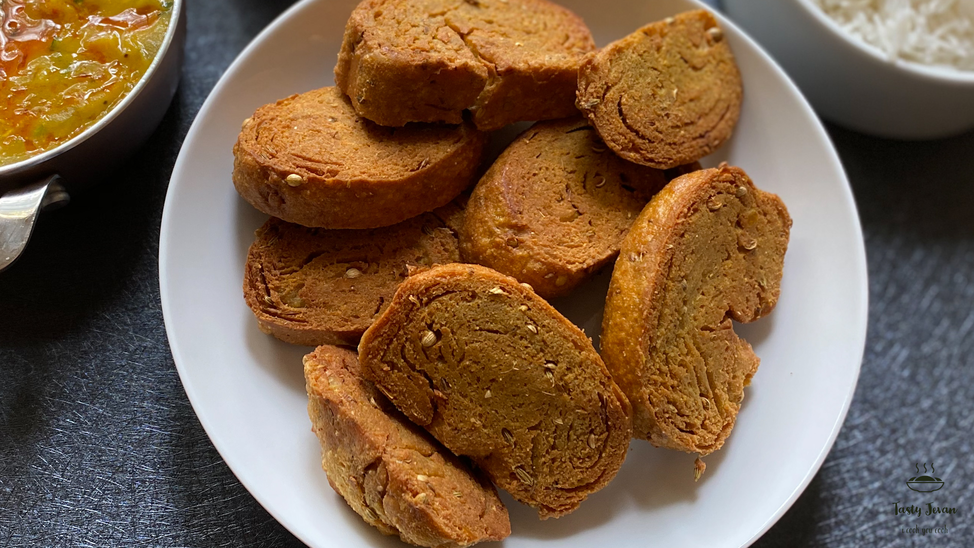 महाराष्ट्रीयन दाळ बट्टी | दाल बाटी | Maharashtrian Dal Batti | Bafala ...